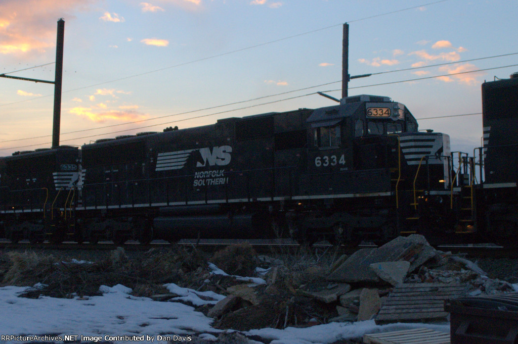 NS SD40E 6334 trails on 17G